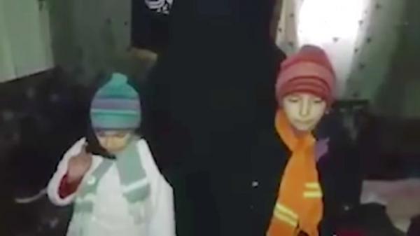 Video: Así despiden a dos niñas antes de enviarlas a una misión suicida ... Video: Así despiden a dos niñas antes de enviarlas a una misión suicida ...