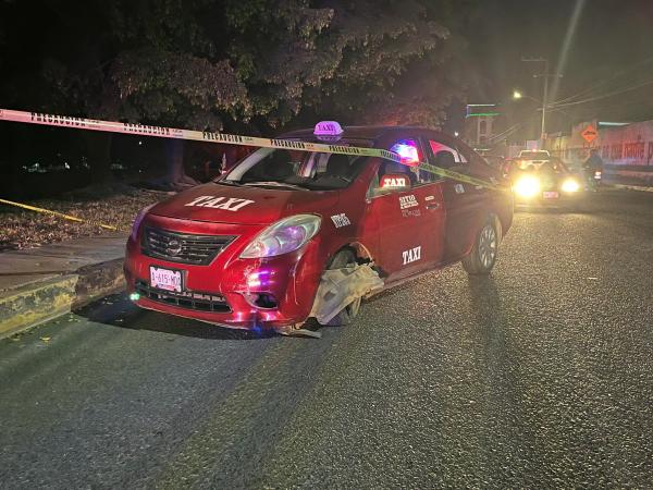 Con machete en mano enloquecido sujeto roba taxi y lo choca en la Col ...