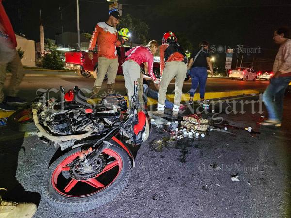 Pareja De Motociclistas Se Impactan Contra Auto En Avenida Tecnológico